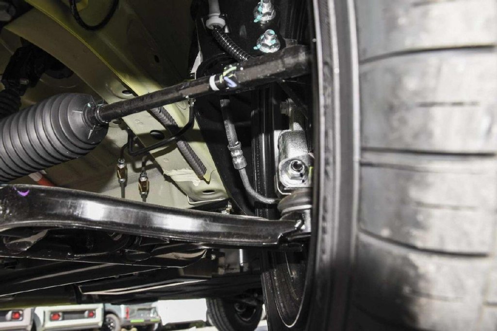 顶配卖到9.99万，一年卖出42万辆，宏光MINIEV怎么说服年轻人？