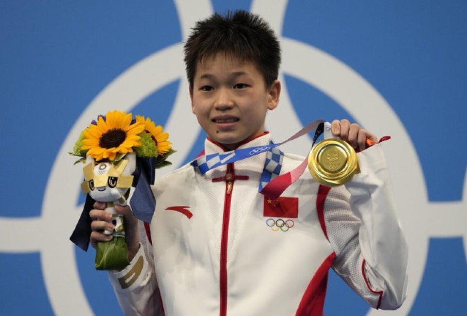 全红婵“新发型”现身摄影棚！牙齿成亮点，拍摄广告站C位|发型|牙齿|陈若琳_新浪新闻