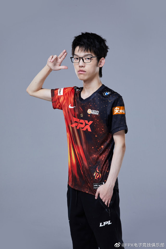 @FPX电子竞技俱乐部 定妆照合集__财经头条