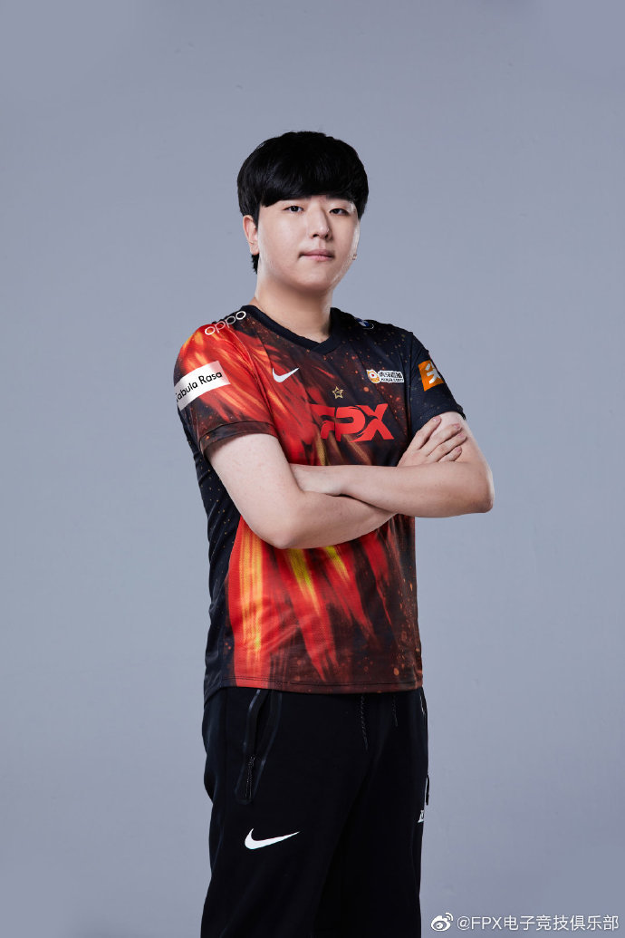 @FPX电子竞技俱乐部 定妆照合集__财经头条