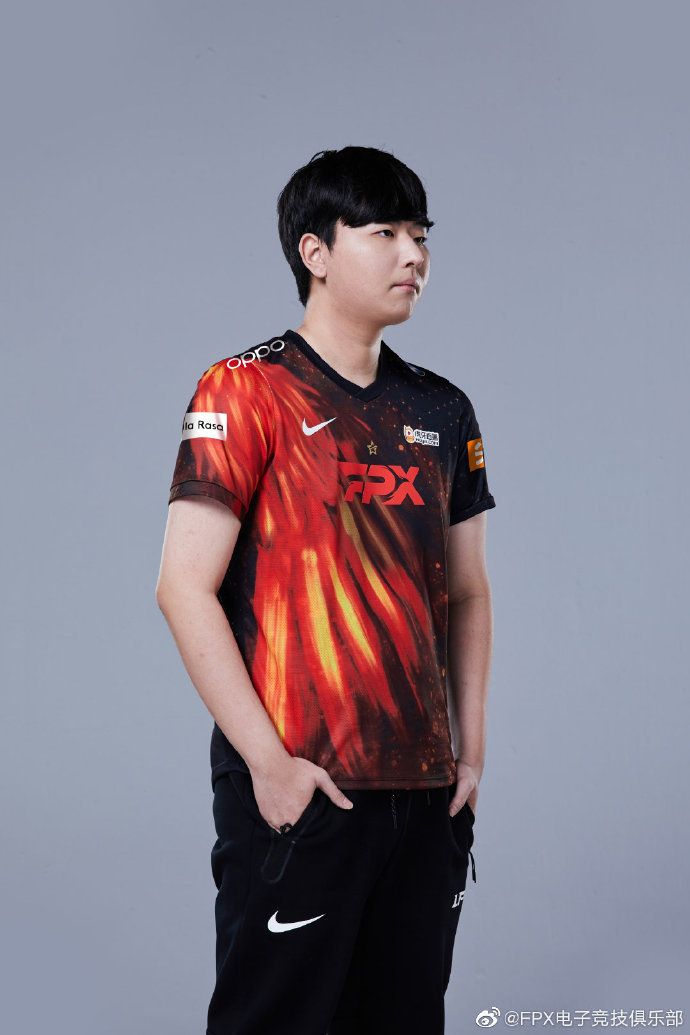 @FPX电子竞技俱乐部 定妆照合集__财经头条