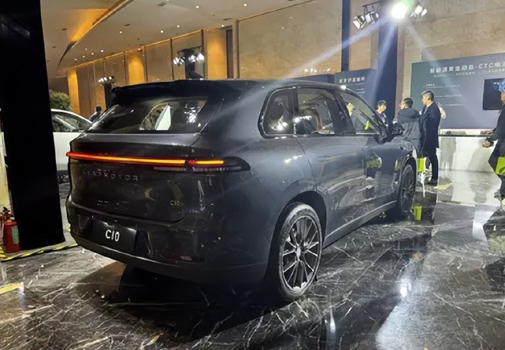 12.98万起！新款零跑C10：配8295芯片+5.9秒破百+605km续航-新浪汽车