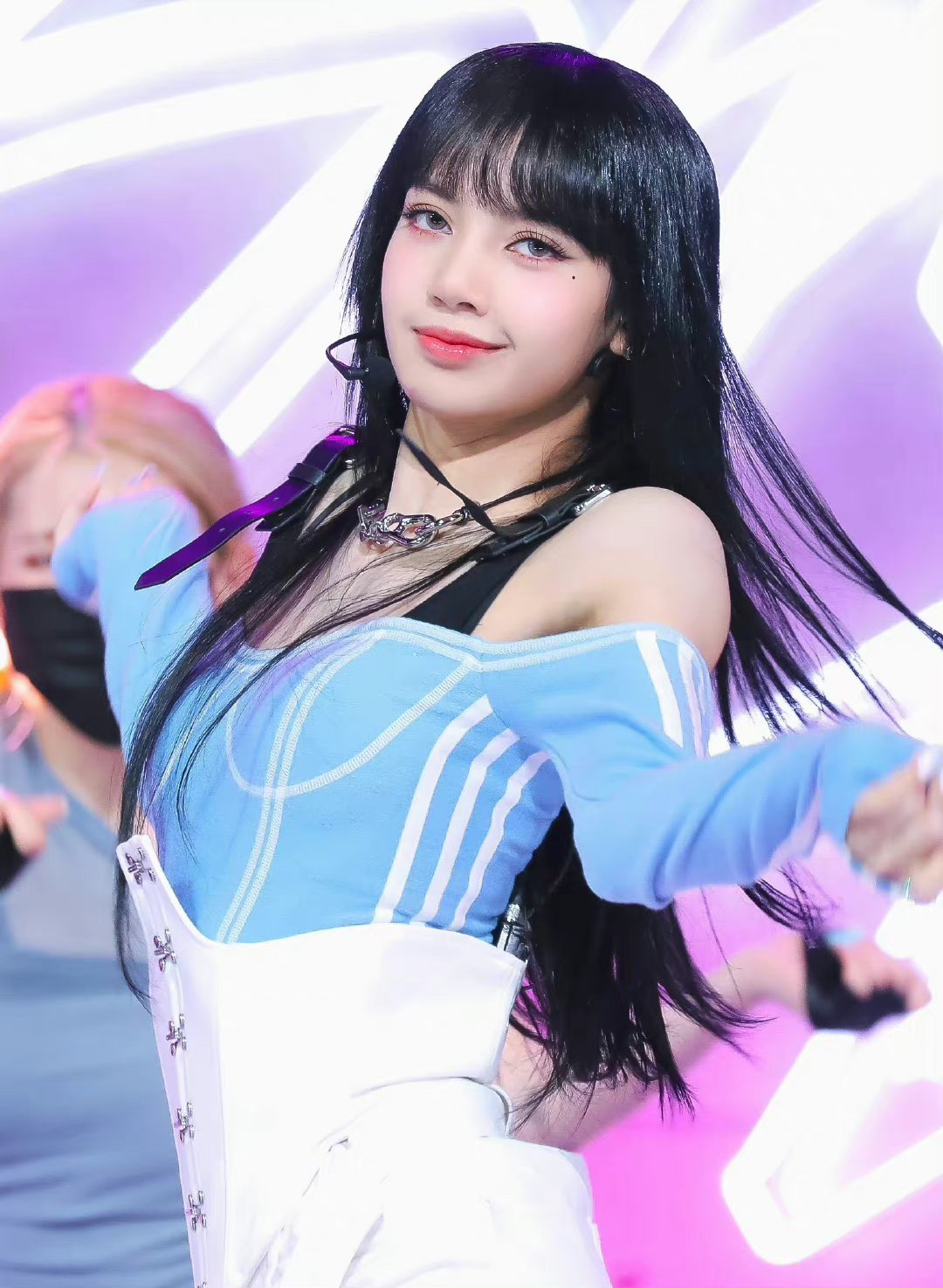 谁不喜欢台风又燃又爆，舞技出众的Lalisa呢__财经头条