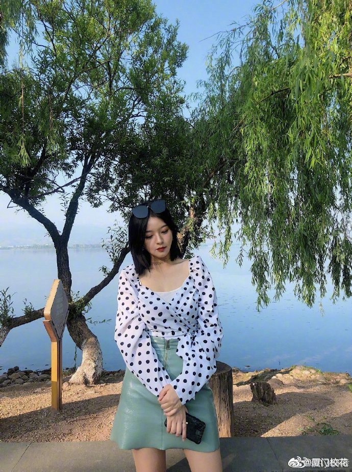 她叫阿余史佳，98年，就读于四川警察学院，身高166cm，金牛座……