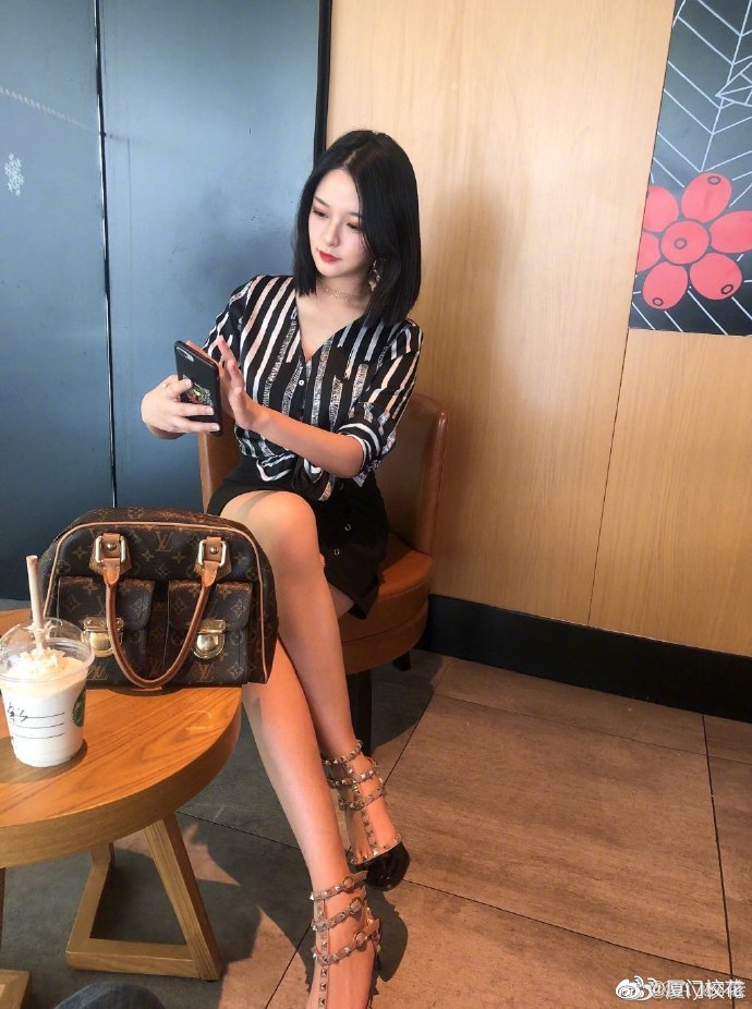 她叫阿余史佳，98年，就读于四川警察学院，身高166cm，金牛座……