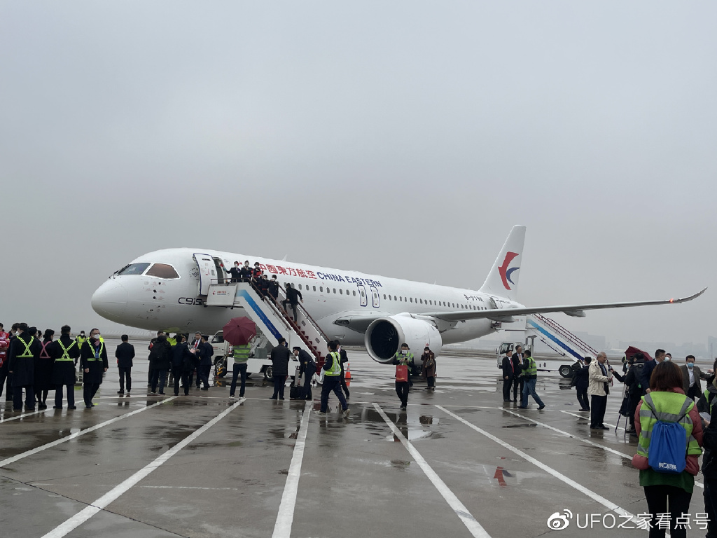C919一架6.53亿元，飞机成本高，多少年能回本？赚钱不止靠卖机票__财经头条