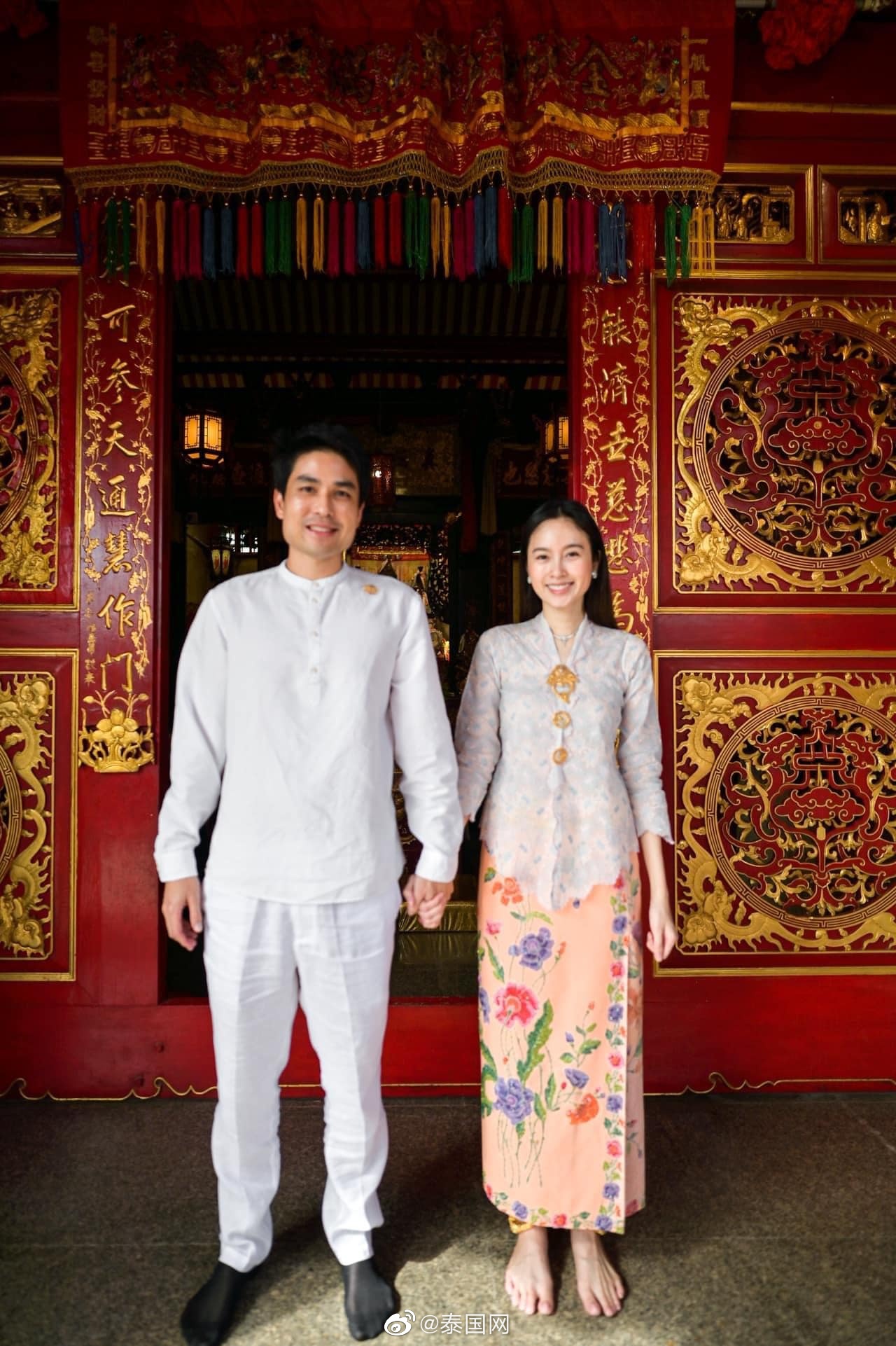 泰国最美变性人宝儿Poyd与未婚夫Oak婚前一起祭拜祖先__财经头条