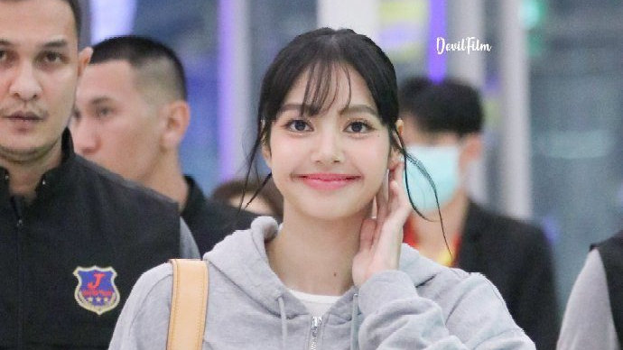 Lisa进入欧美市场之后，营销依然放在内地市场，靠BLACKPINK前缀|欧美|前缀|脱衣舞_新浪新闻