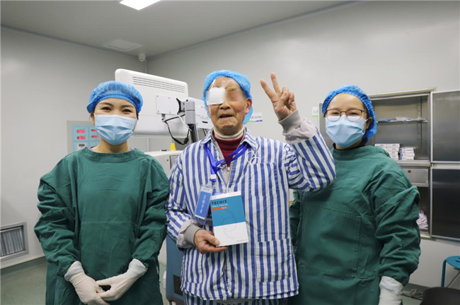 成都首例新一代散光矫正型人工晶状体TECNIS®Toric II植入手术在成都爱尔眼科医院顺利完成|爱尔|TECNIS|眼科医院_新浪新闻