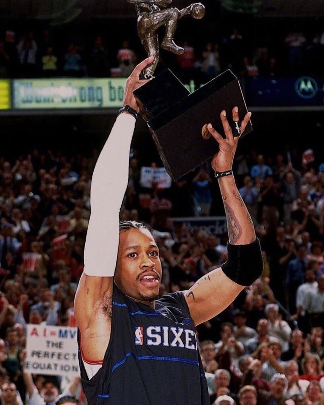 回到他年少青葱，少小而来。 回到他游子归家，一吻告白……