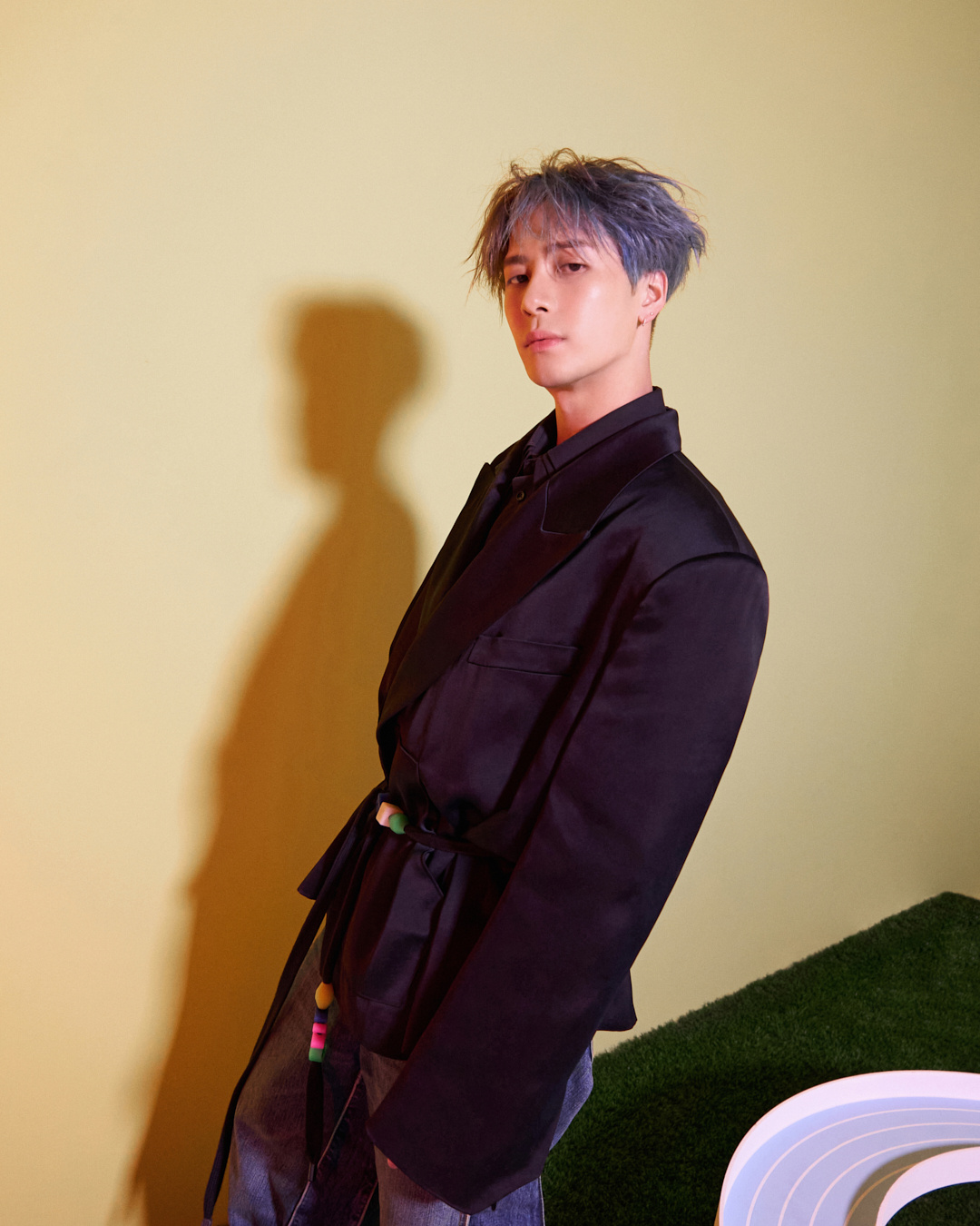 王嘉尔不仅是世界知名歌手，因为对时尚的独特见解……__财经头条