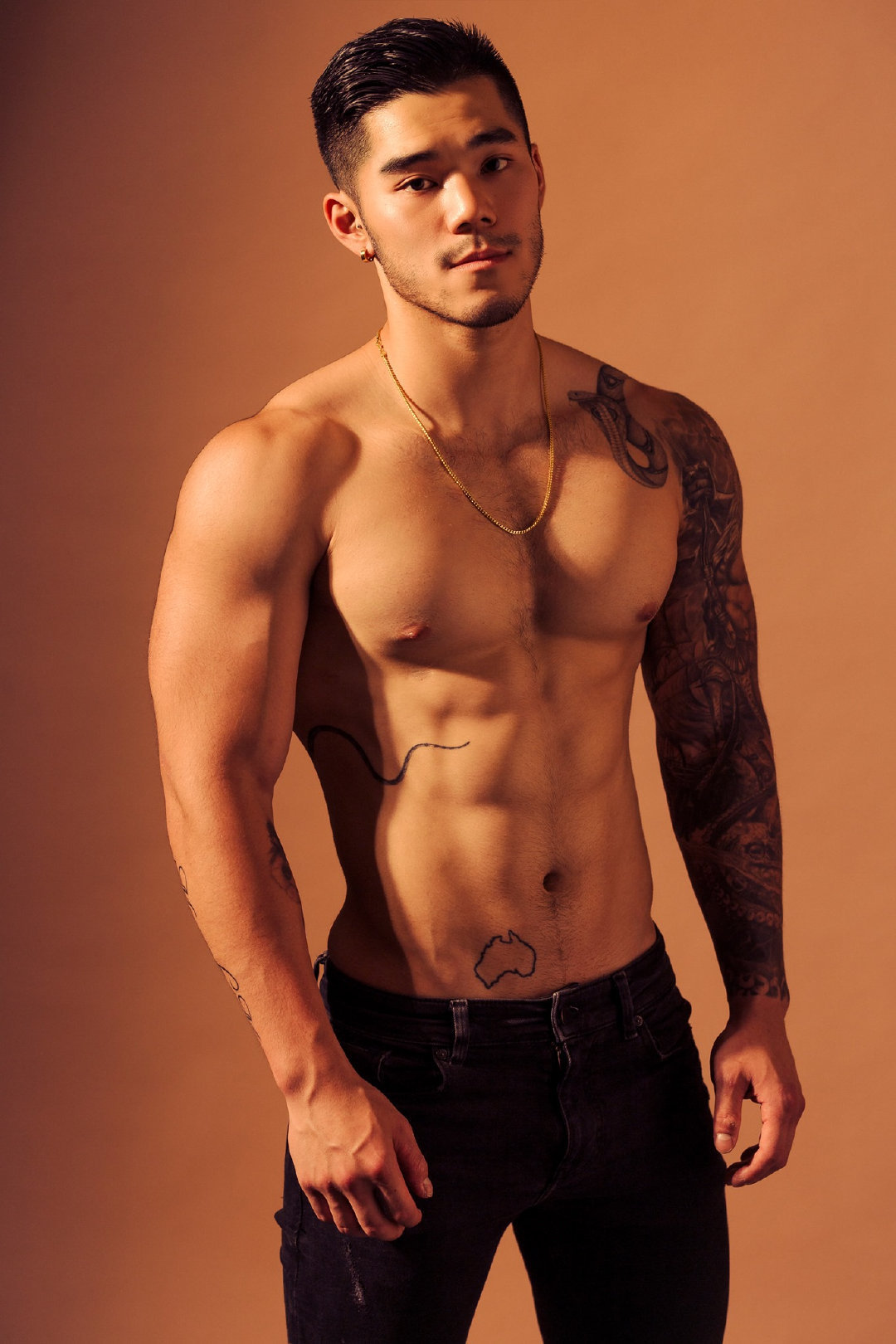 昏黄灯光下的肌肉Boy，爱了？ 图：timothy_figure