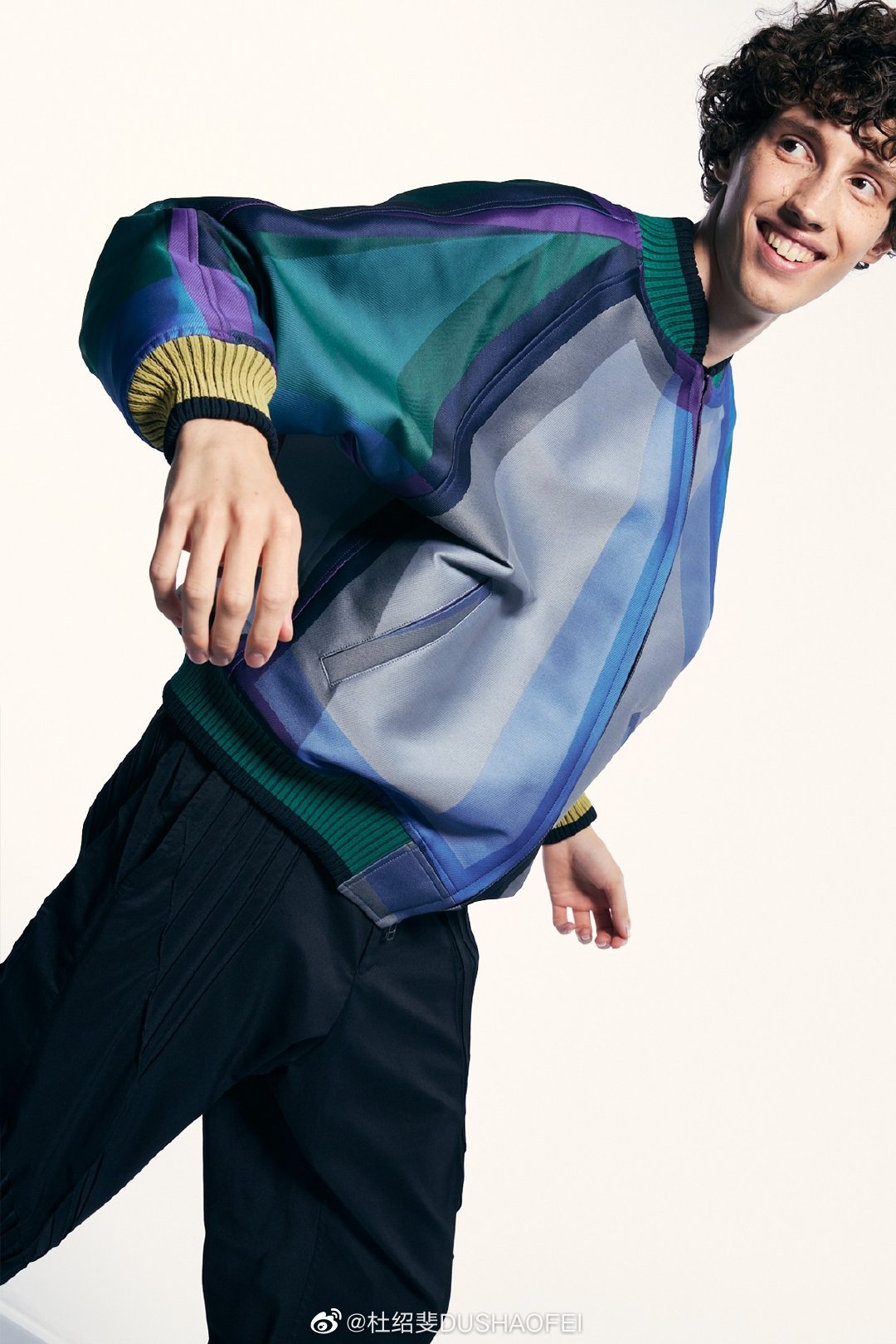 ISSEY MIYAKE 再度携手日本艺术家「横尾忠则」推出最新联乘系列__财经头条