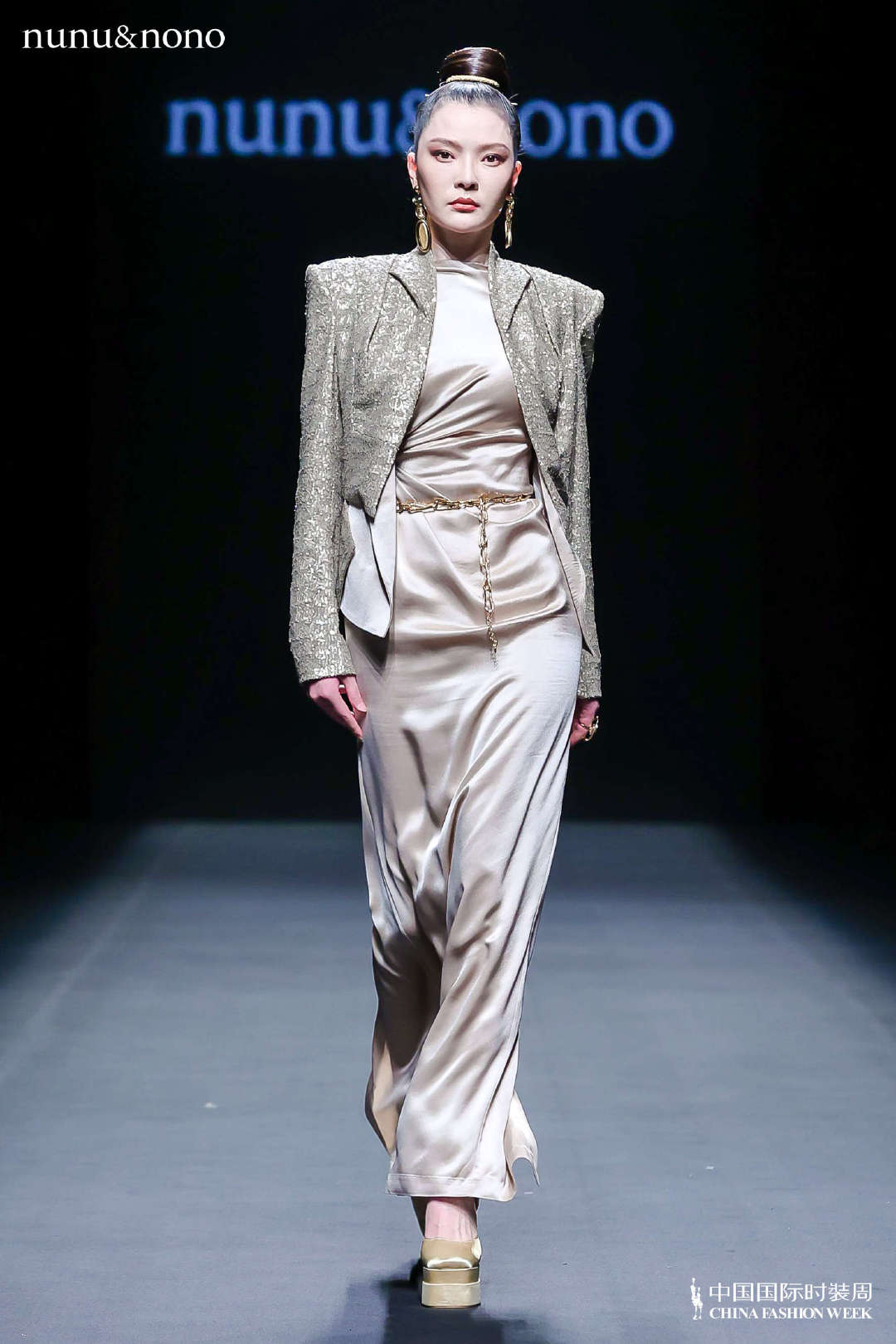 nunu＆nono亮相中国国际时装周：科幻复古主义大秀穿越过去未来__财经头条
