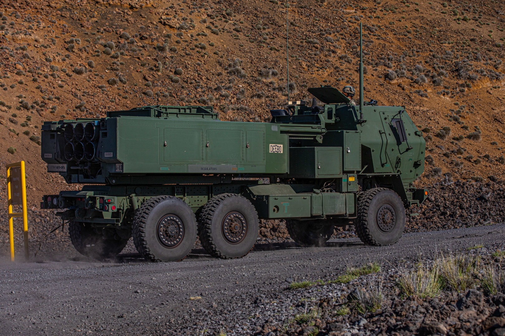 第5营一个连的M142 HIMARS在夏威夷波哈库洛亚训练场进行训练