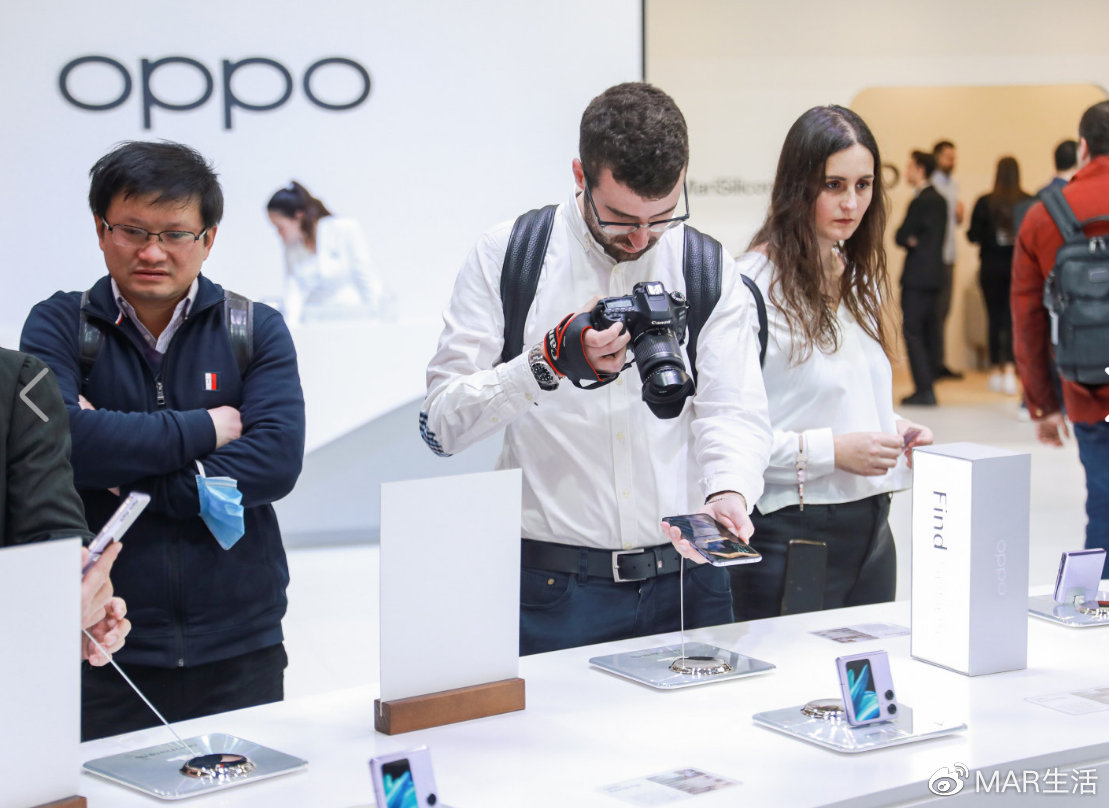 OPPO Find N2 Flip亮相MWC 2023，现场人挤人，海外爆款预定？__财经头条