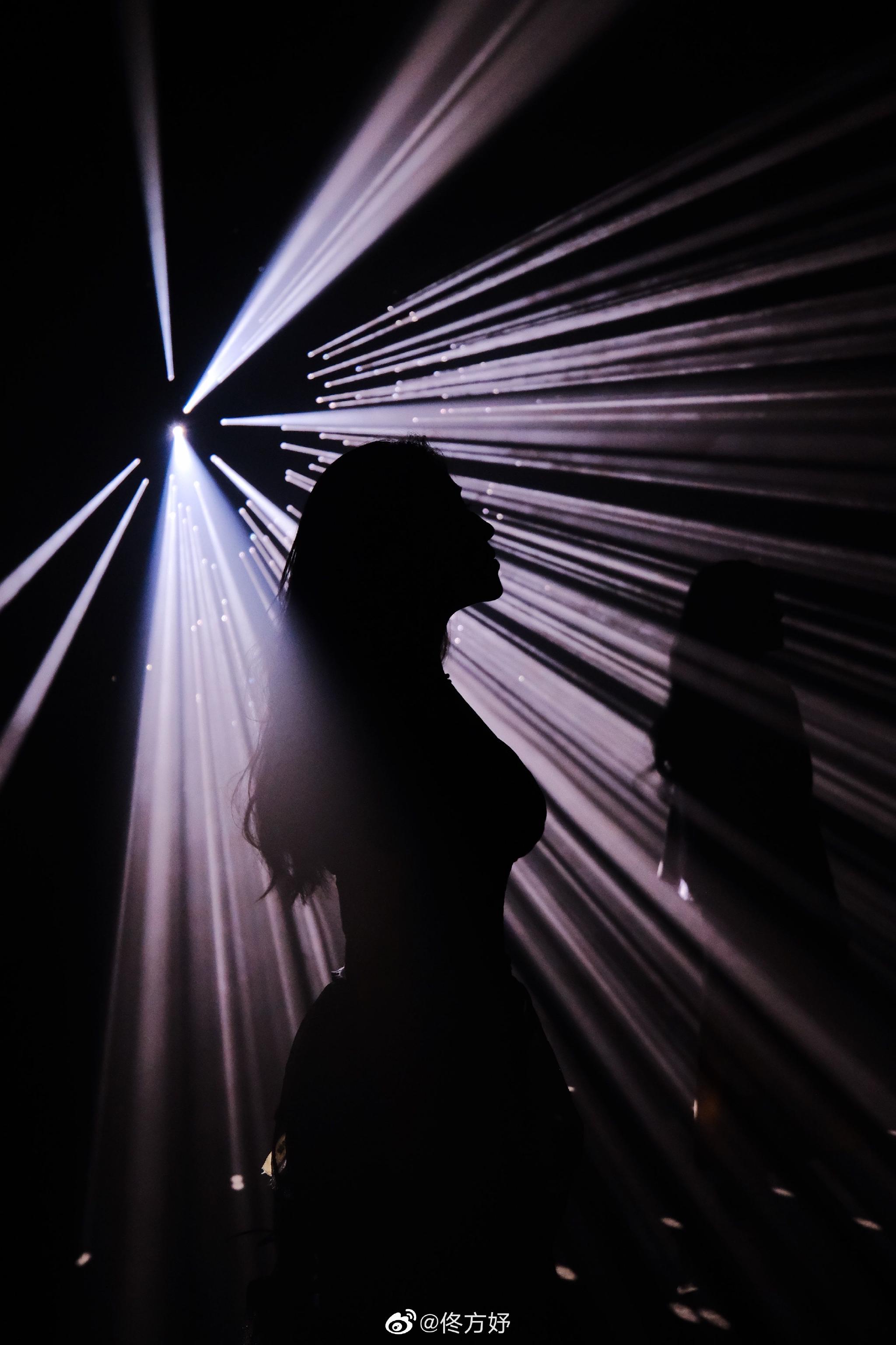 外套 DevilBeauty 上衣 CHENTAITAI 裙子 MAMOUR 手表 Gucci……