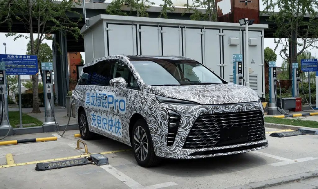 别克GL8陆尊插混谍照，纯电续航202km，还有5C超充-新浪汽车