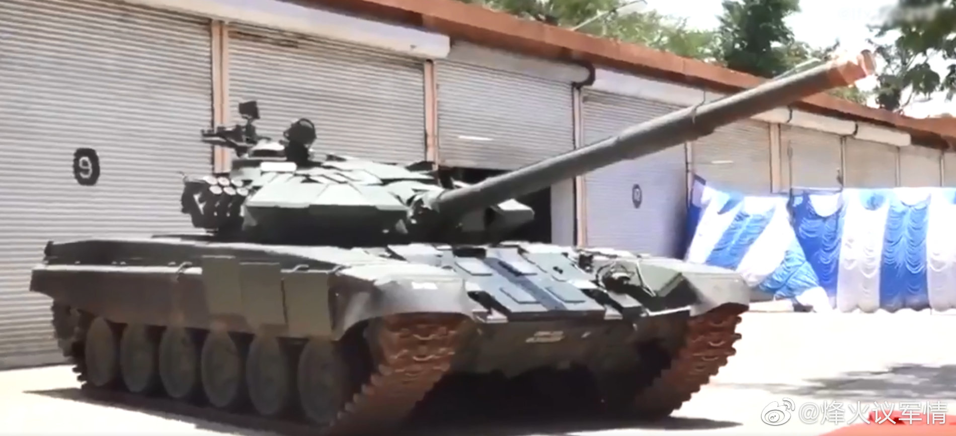 拉上边境地区的印度陆军T-72M1 MK2改进型坦克