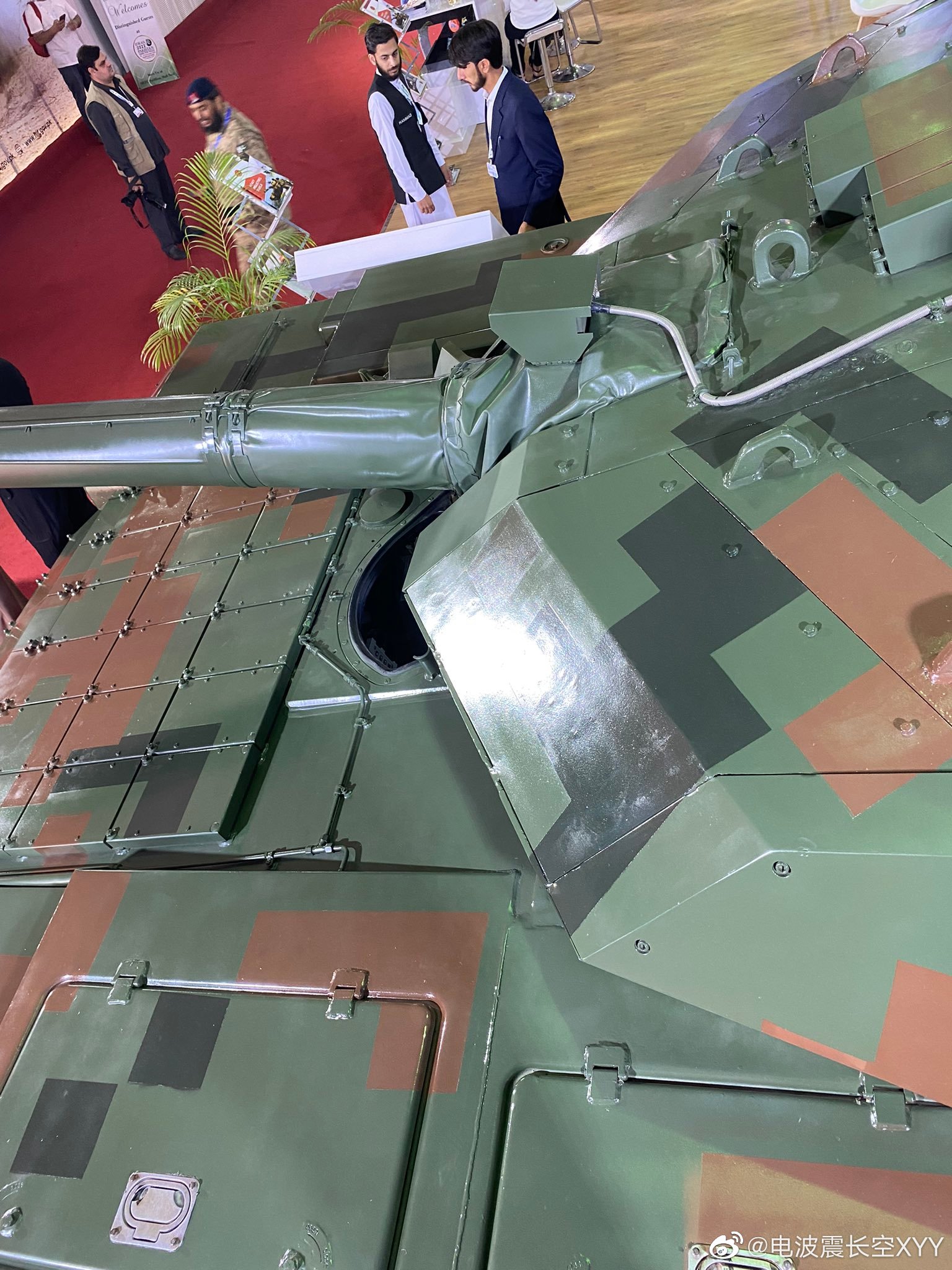 刚开幕的巴基斯坦IDEAS2022防务展上展出的巴军VT-4主战坦克