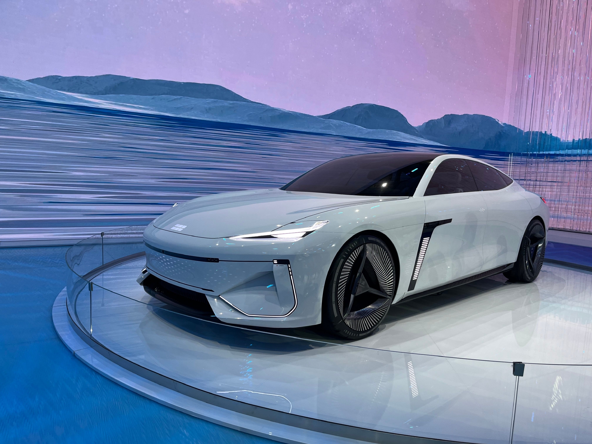 吉利银河之光，展出的是概念车，量产版叫E8，年底亮相__财经头条