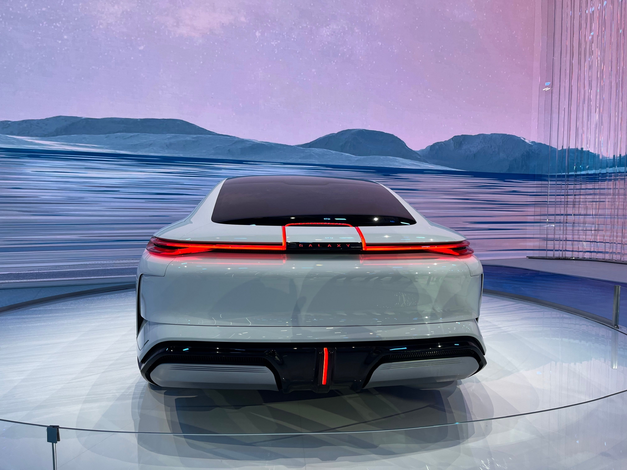 吉利银河之光，展出的是概念车，量产版叫E8，年底亮相__财经头条