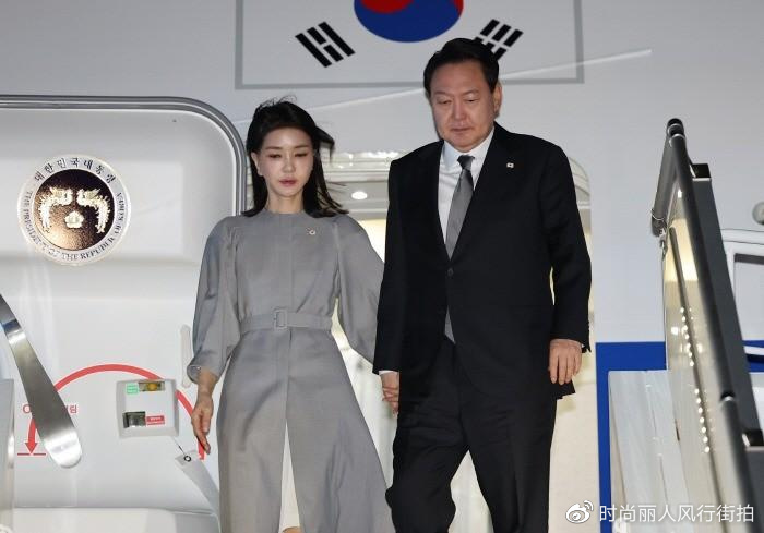 韩国第一夫人闪耀国外！穿高级韩服参加晚宴美成电影女主，太长脸|韩服|第一夫人|美成_新浪新闻