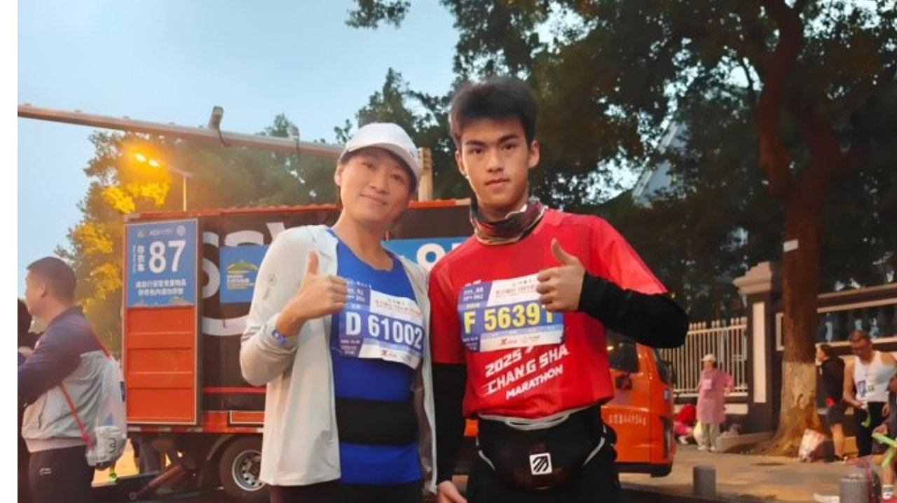 主播王欢带孩子挑战马拉松：最好的陪伴是共同奔跑|王欢_新浪新闻