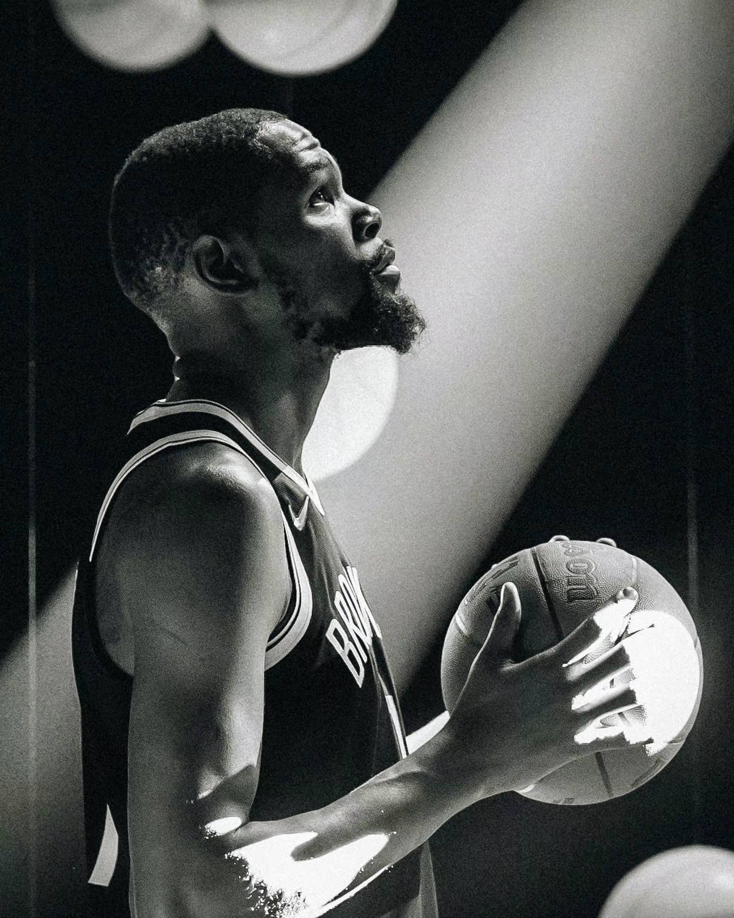 黑白镜头下的KD__财经头条