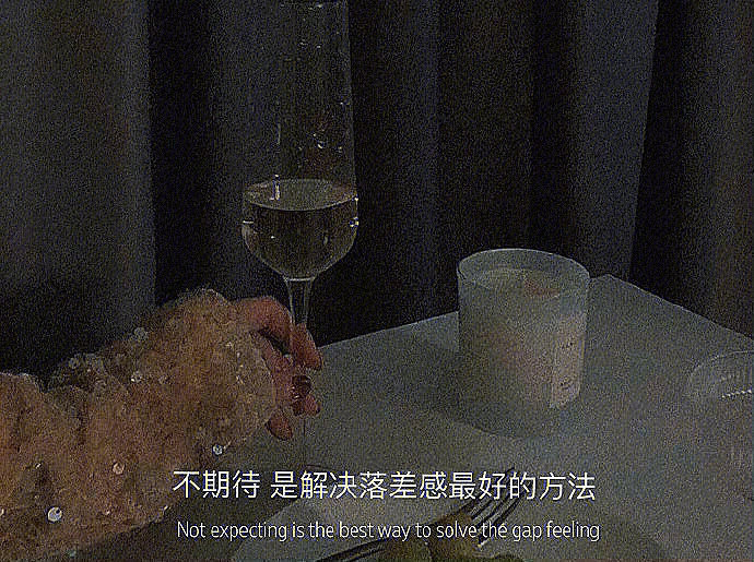 打断你的腿,再给你一副拐杖,然后告诉你:没有我,你连路都走不了,所以你要懂得感恩