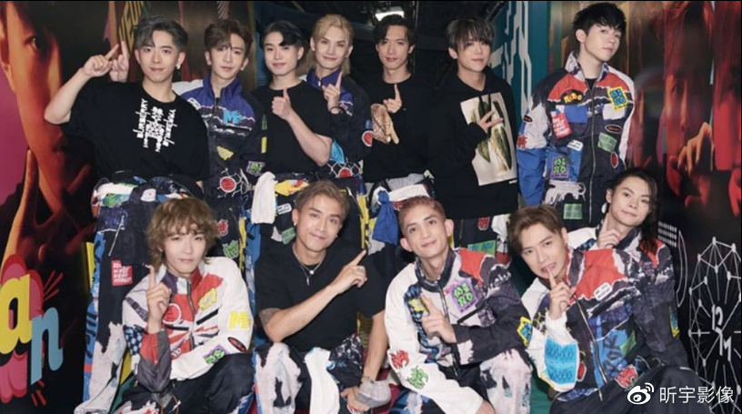 香港男团MIRROR成员演唱会踩空摔落高台！|高台|演唱会|男团_新浪新闻