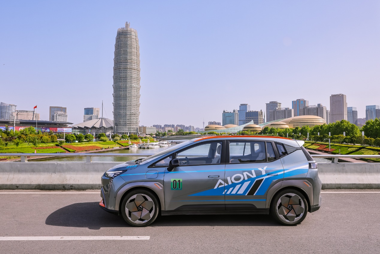 K歌、化妆、看大片，原来坐在AION Y车里还能这样玩-新浪汽车