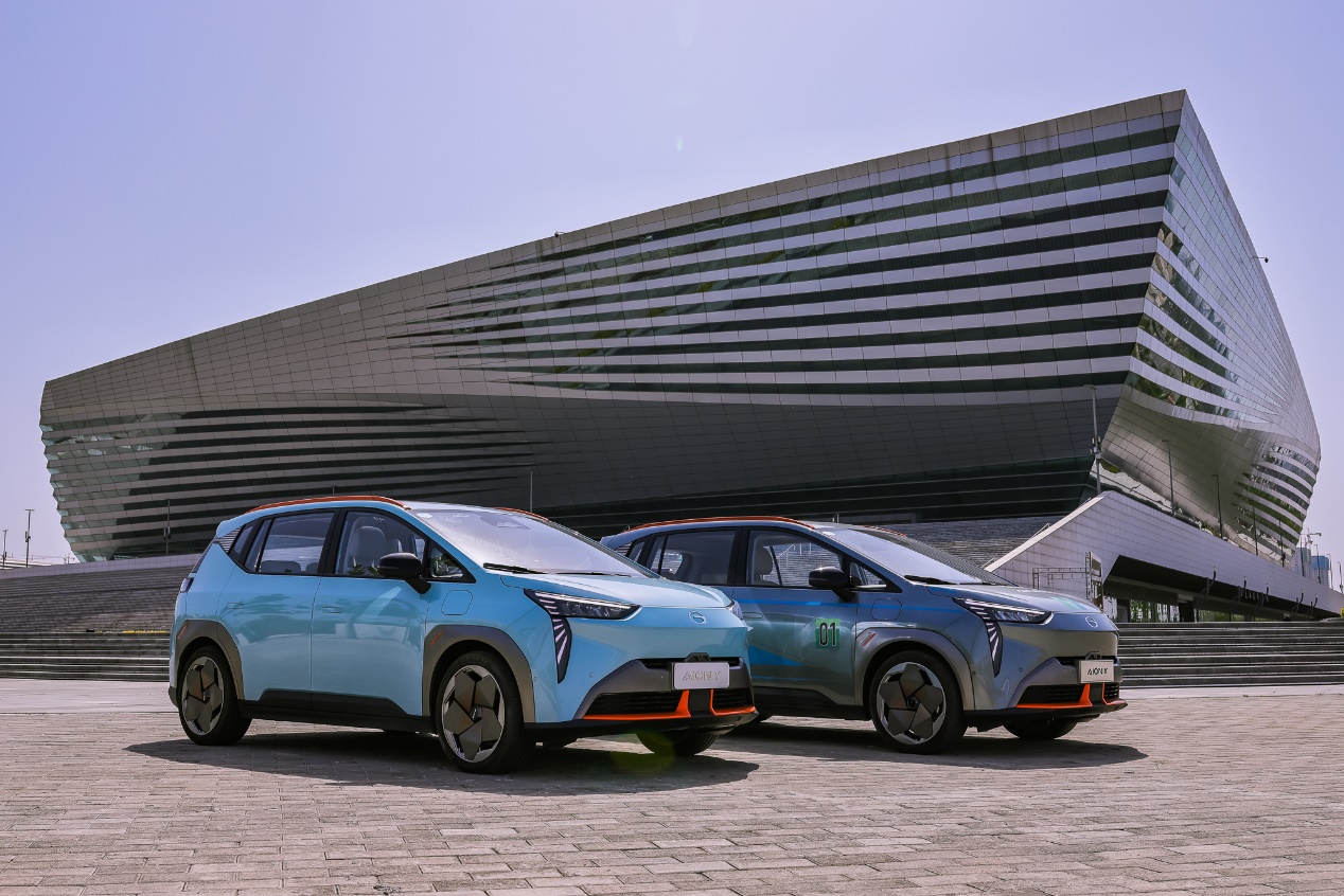 K歌、化妆、看大片，原来坐在AION Y车里还能这样玩-新浪汽车