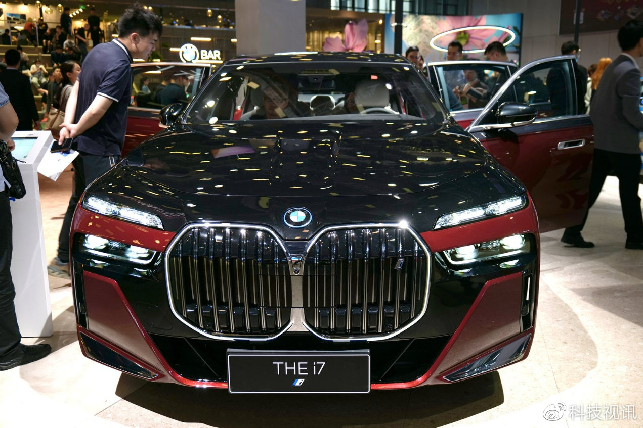 便携相机哪家强？松下S5M2带你试拍上海车展__财经头条