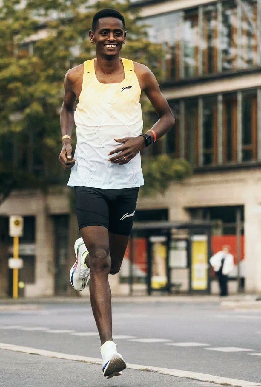 Tadu Abate穿着「飞电3……__财经头条