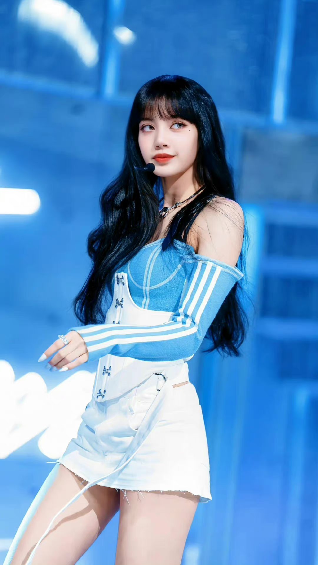 谁不喜欢台风又燃又爆，舞技出众的Lalisa呢__财经头条