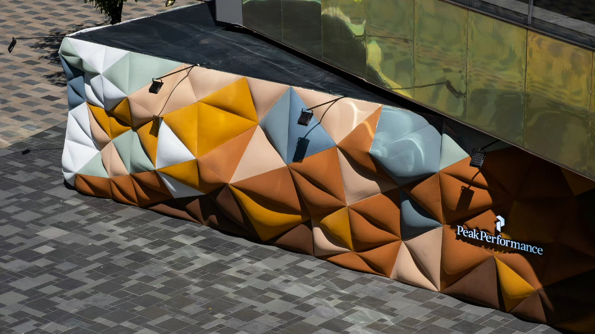 北欧专业户外品牌PeakPerformance壁克峰中国首店入驻三里屯|三里屯|凯布讷山|围挡_新浪新闻