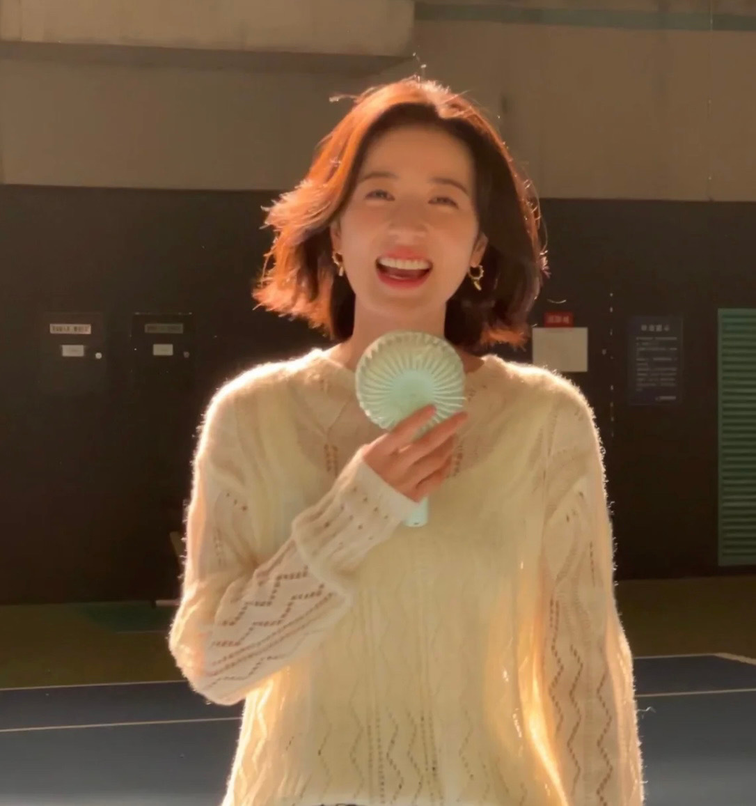 周雨彤 这组也太温柔太美了！__财经头条