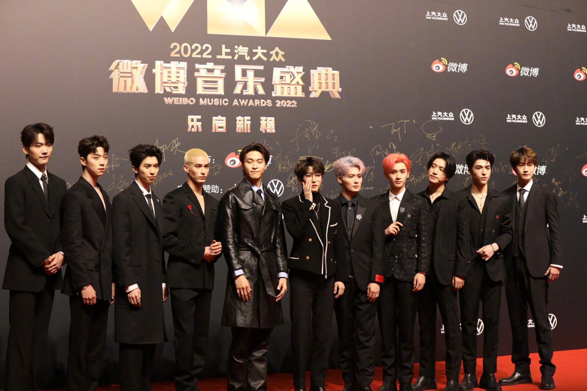 今日份限定男团INTO1微博音乐盛典直拍生图……__财经头条