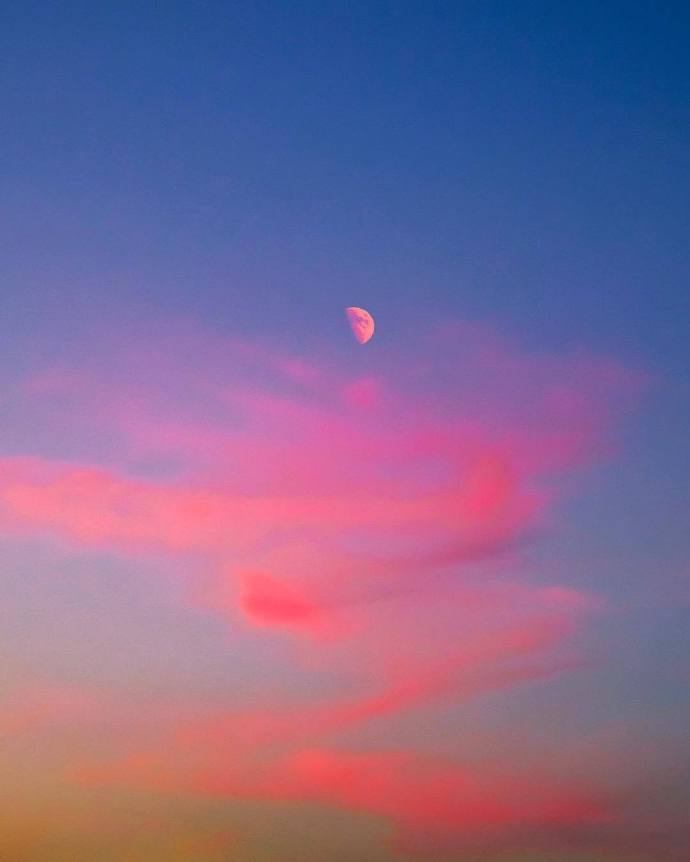 飞机划过天际，留下了浪漫的故事。ins:hello_dongwon