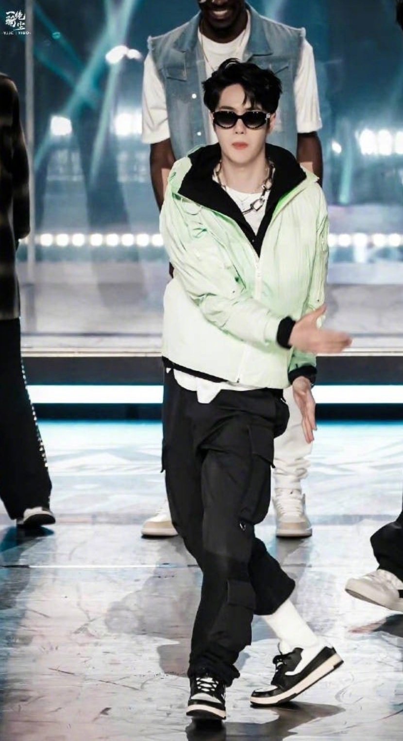 还有谁没看王一博街舞5开场秀吗 带上墨镜跳舞好帅……__财经头条