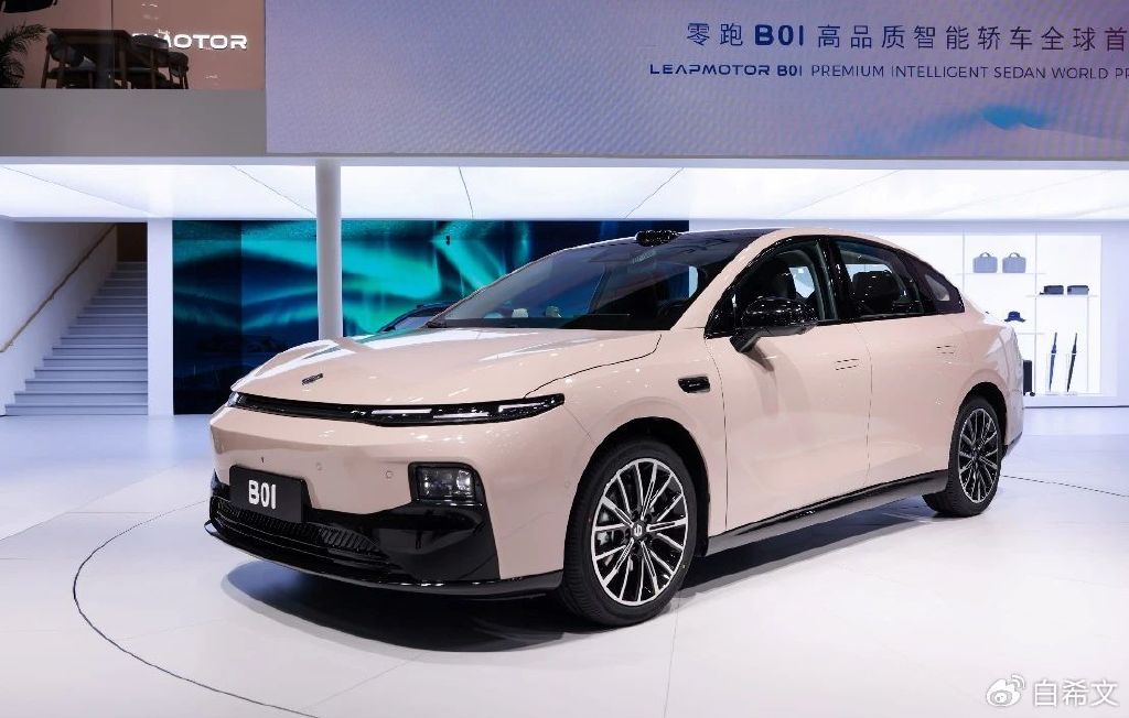 上海车展：零跑新车剑指小鹏MONA M03-新浪汽车