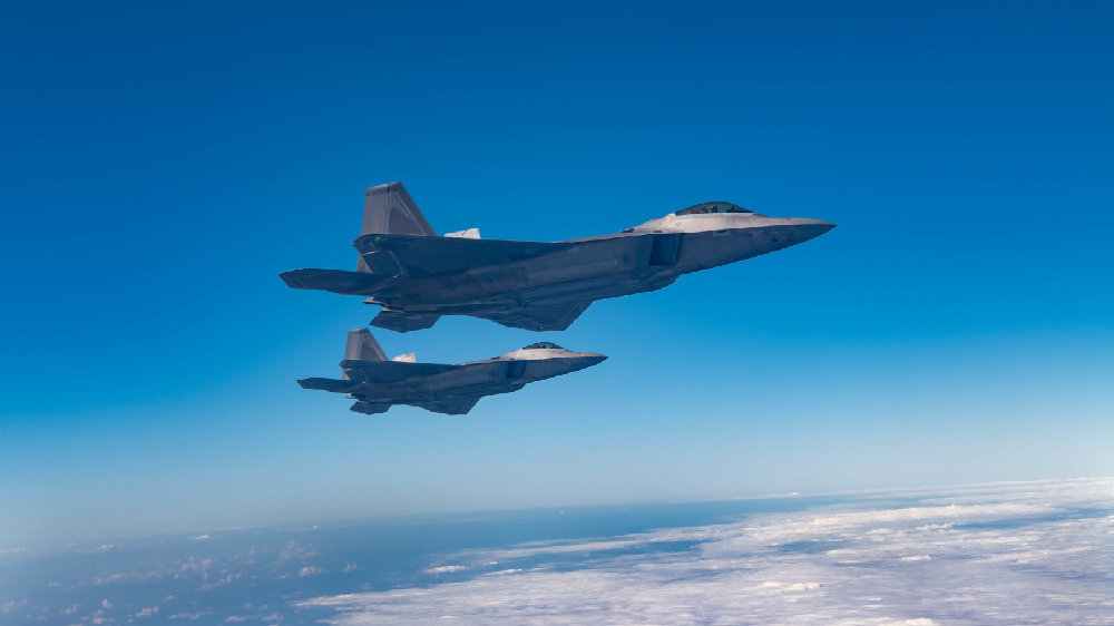 乍一看还以为美帝F-22这次在嘉手钠参加军事演习没有带龙勃透镜。|利剑|演习|平流层_新浪新闻