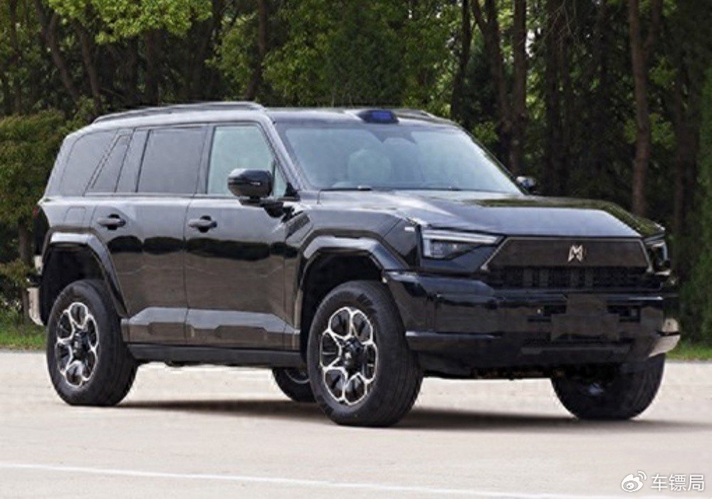 猛士M817实车亮相：硬派越野+华为智驾，1.5T混动动力-新浪汽车