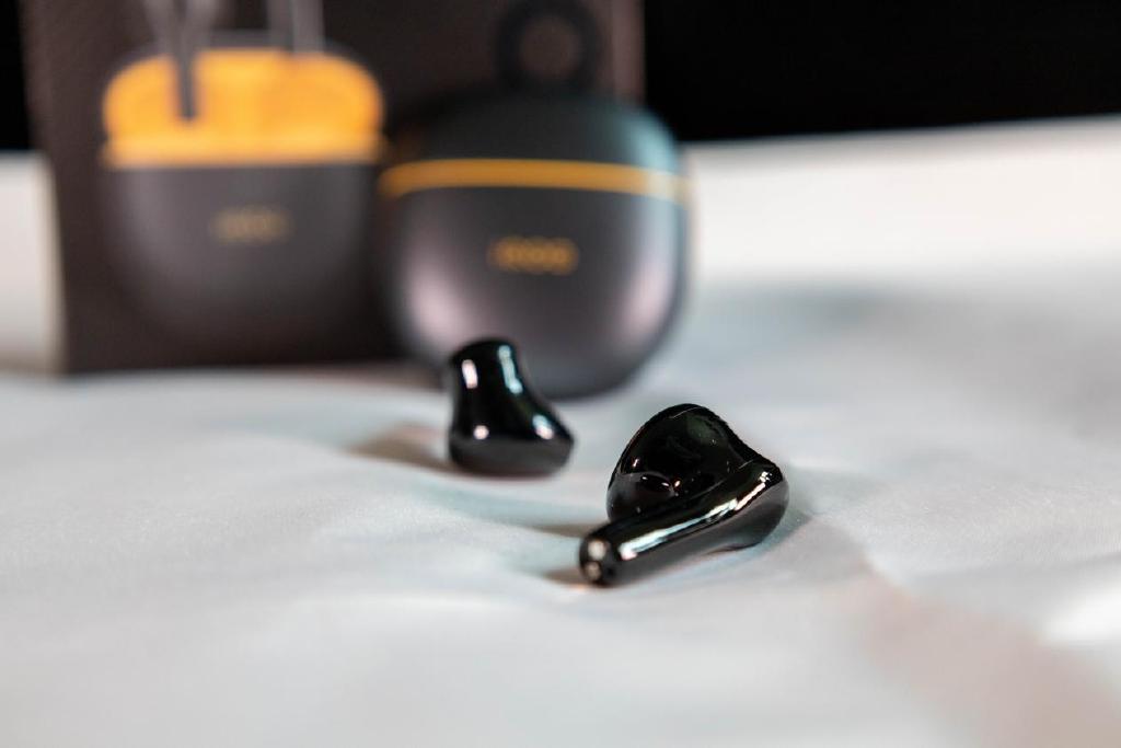 【开箱评测】电竞风格的iQOO TWS Air首发开箱！__财经头条