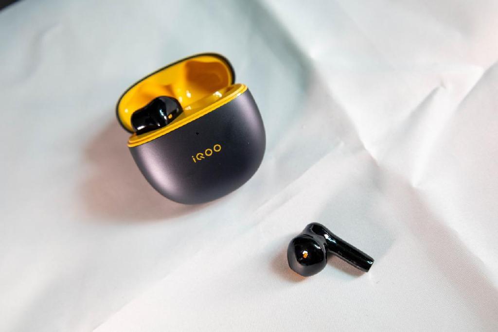 【开箱评测】电竞风格的iQOO TWS Air首发开箱！__财经头条