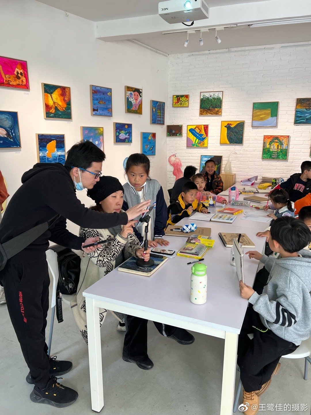 今天上午受邀参加在集美藕和美术馆举办的《看见听见儿童艺术创作展》