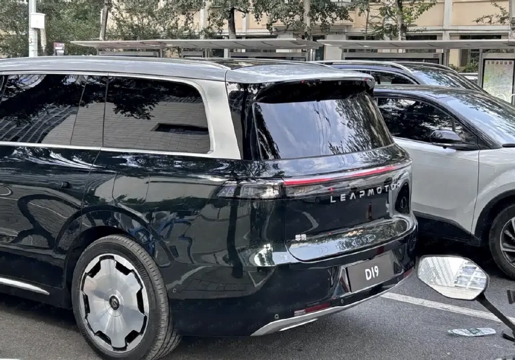 全新零跑D19实车曝光，感觉都可以打问界M9了-新浪汽车