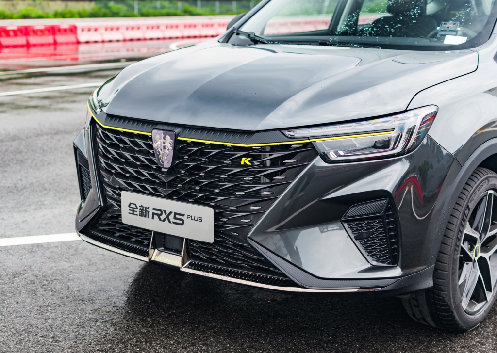 荣威RX5 Plus实拍，比UNI-T还漂亮，配特斯拉大屏，6月份上市-新浪汽车