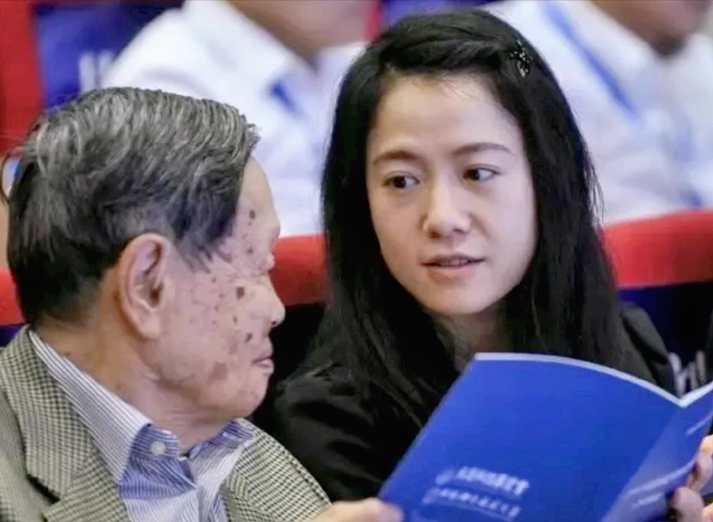 46岁翁帆搀100岁杨振宁会友、逛公园，互动亲密，20亿财产分完了？